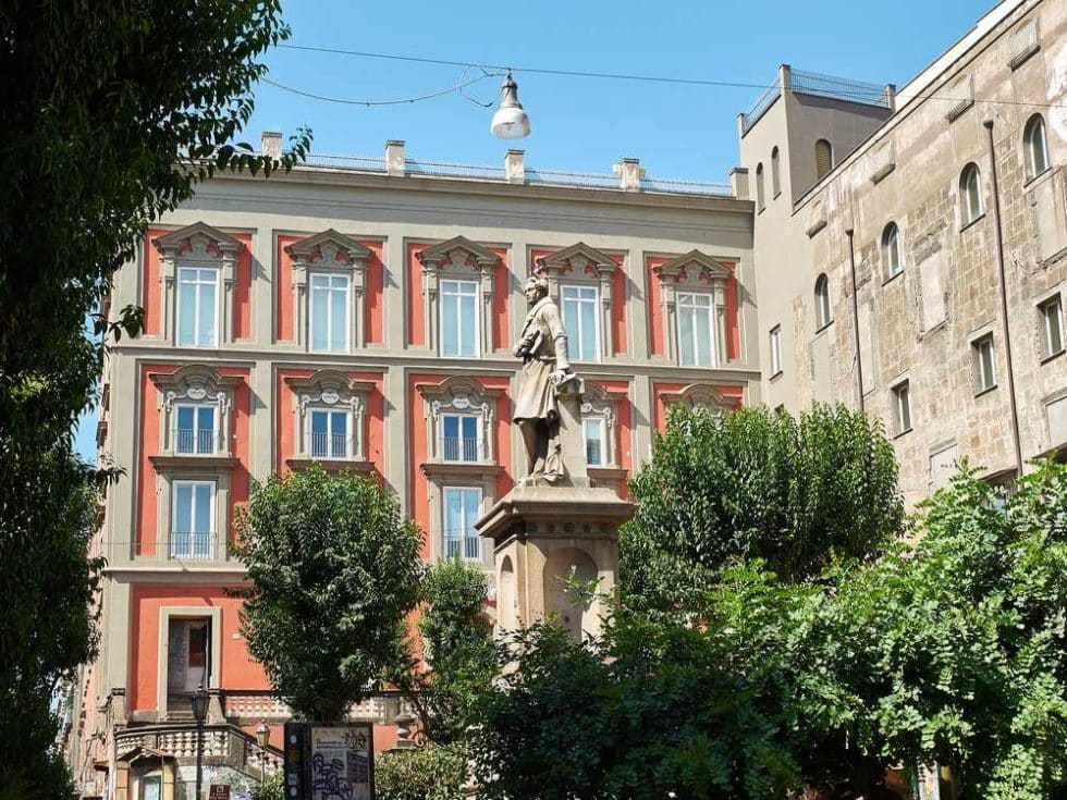 Piazza Bellini e le mura greche - Napoliving